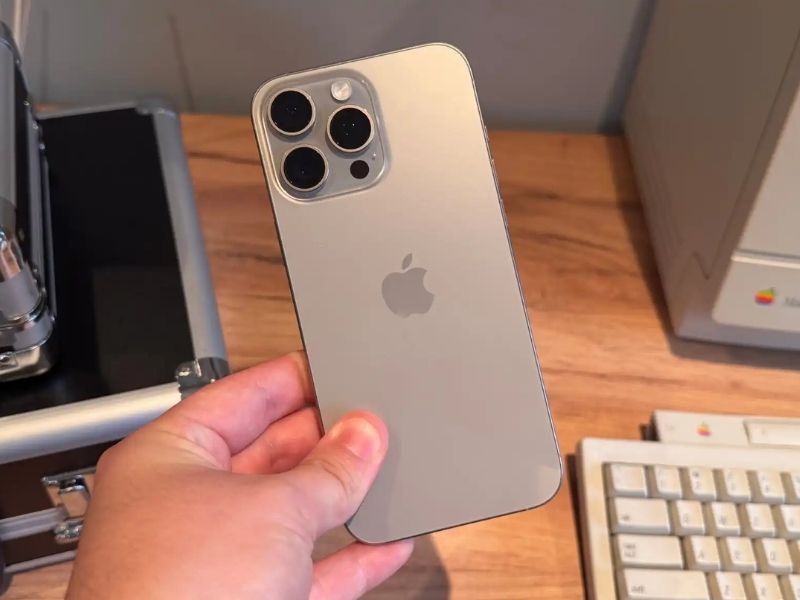 iPhone 16 Pro Max vs Pixel 8 Pro: Nên chọn máy nào 2026?